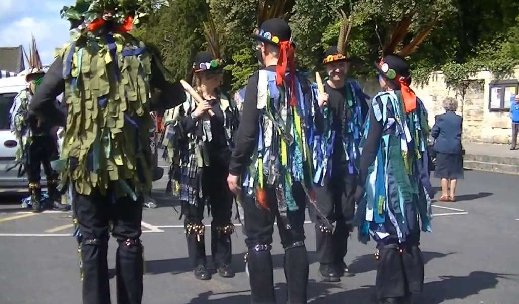 Quebec Traditional Clothing: Explore Rich Heritage